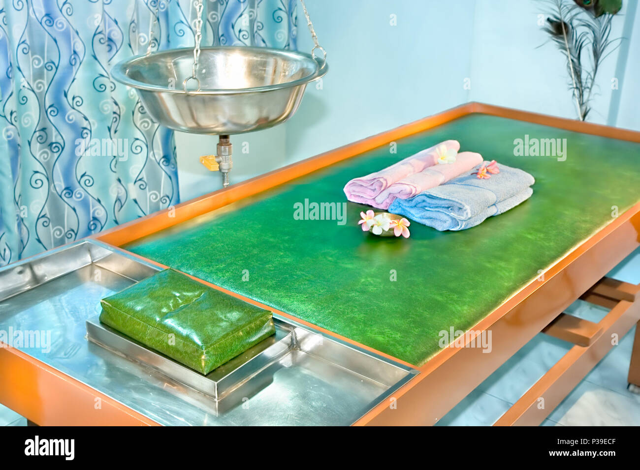 Shirodara oil treatment in ayurvedic clinic, India Stock Photo - Alamy