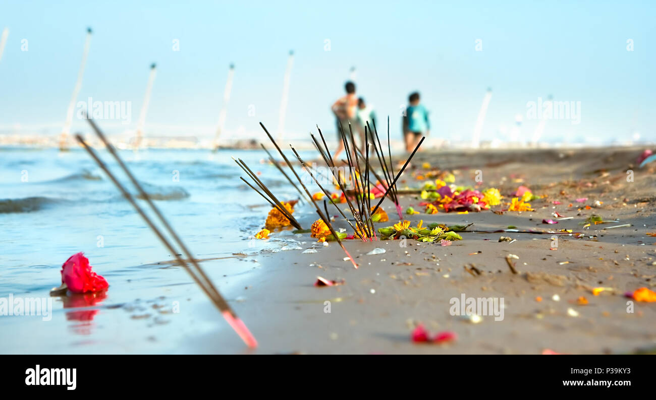 Burning joss sticks hi-res stock photography and images - Alamy