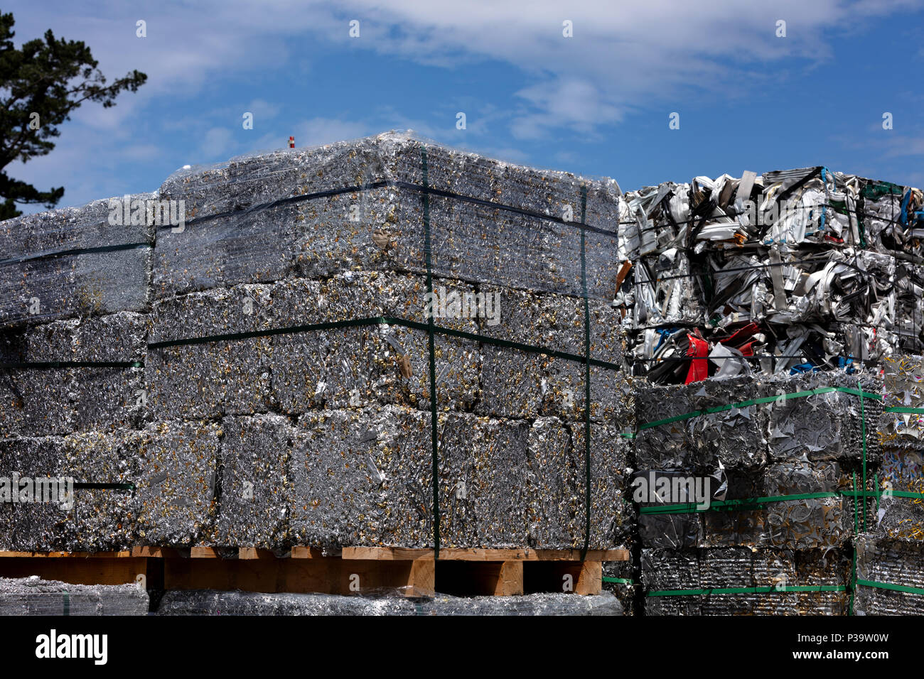 Scrap metal cubes hi-res stock photography and images - Alamy