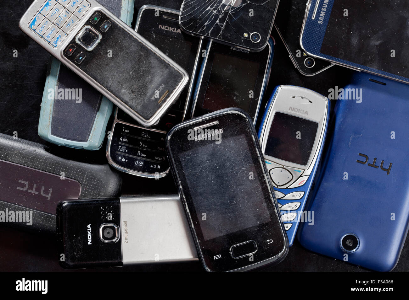 Cellphones hi-res stock photography and images - Alamy
