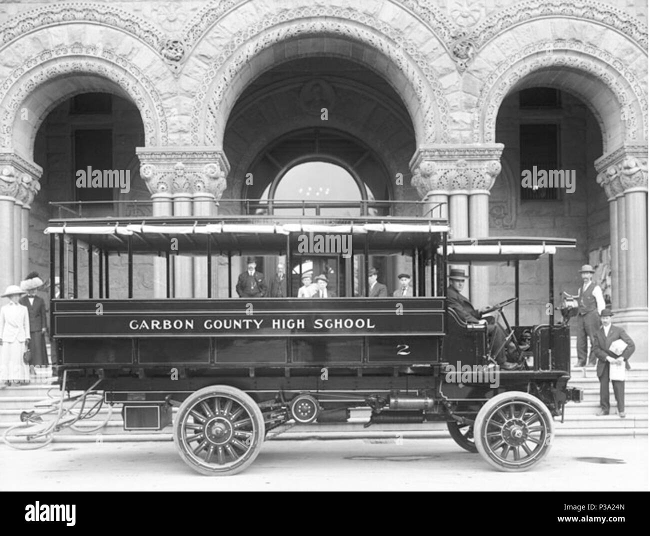 . English: New Studebaker School Bus, photo 1912. Commercial photo ...