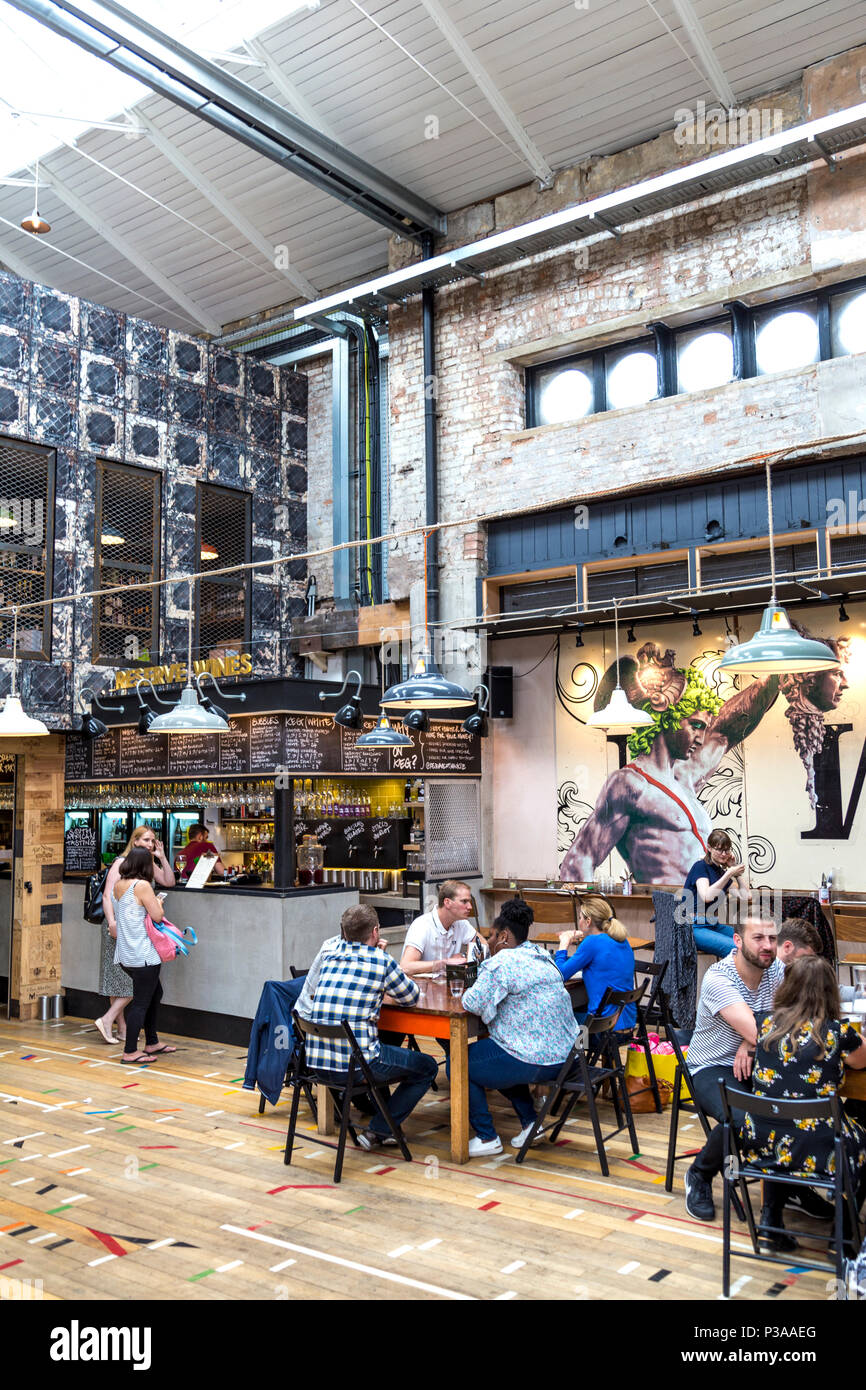 Inside busy restaurant hi-res stock photography and images - Alamy