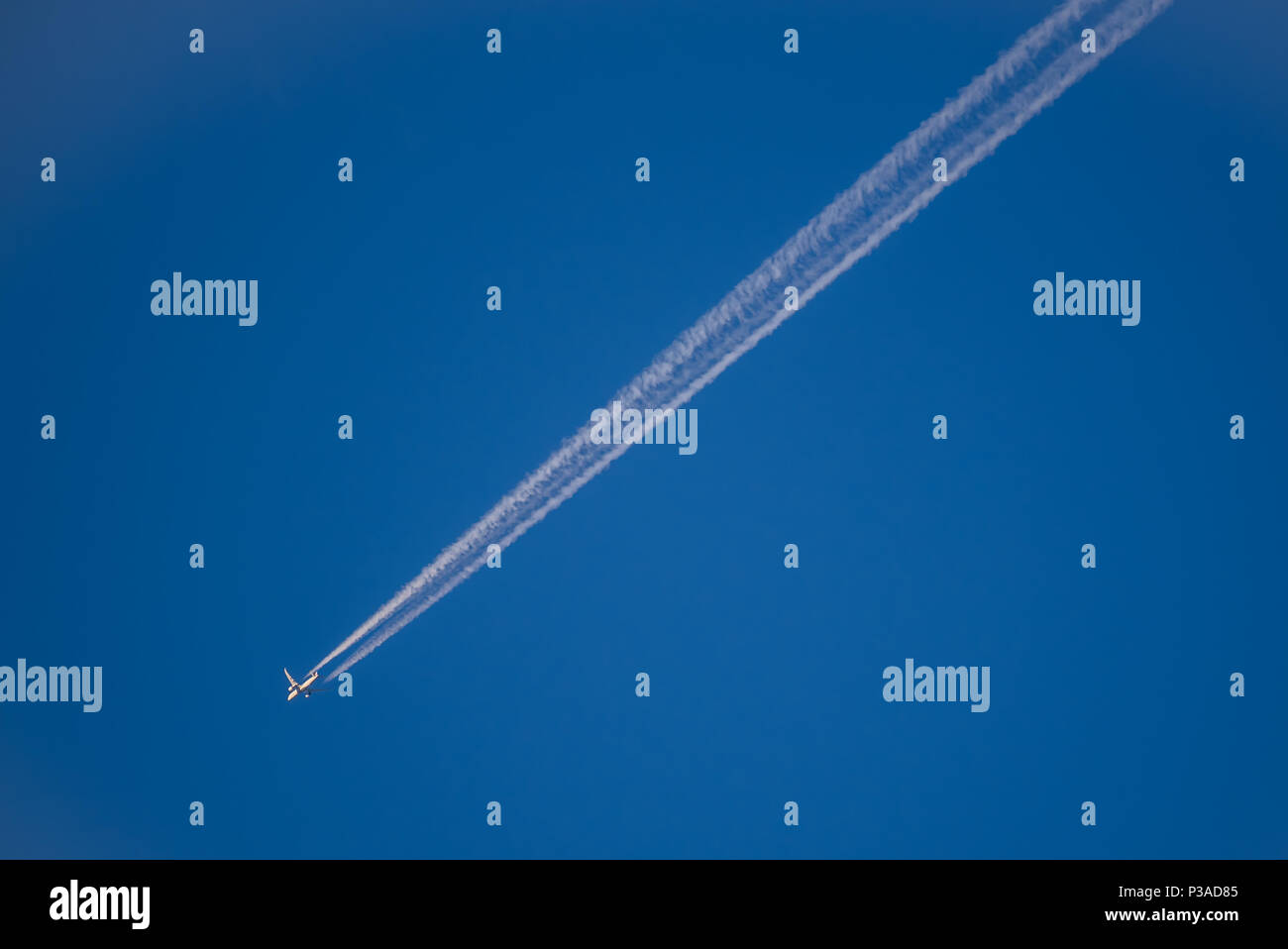 Jet contrail sunset hi-res stock photography and images - Alamy