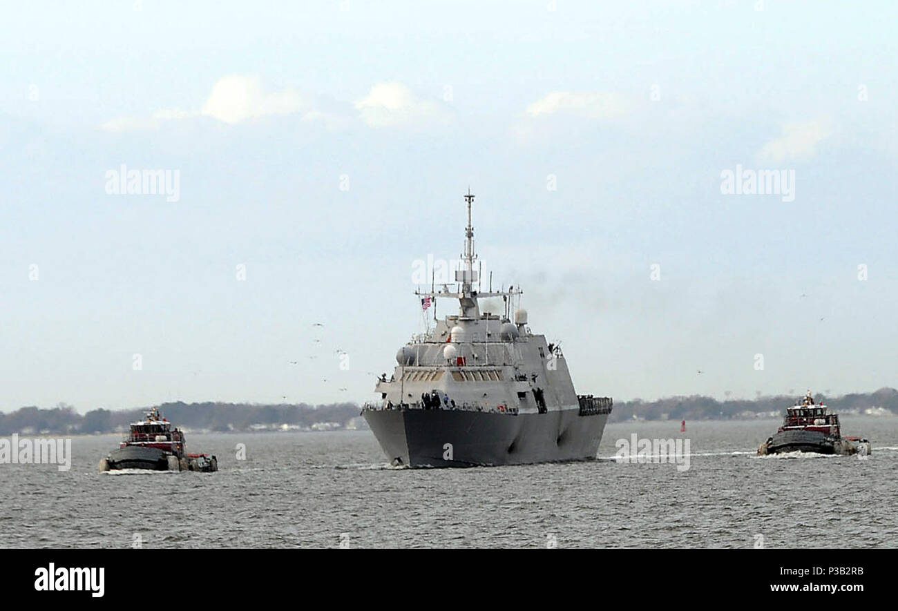 Littoral combat ship uss freedom lcs 1 hi-res stock photography and ...