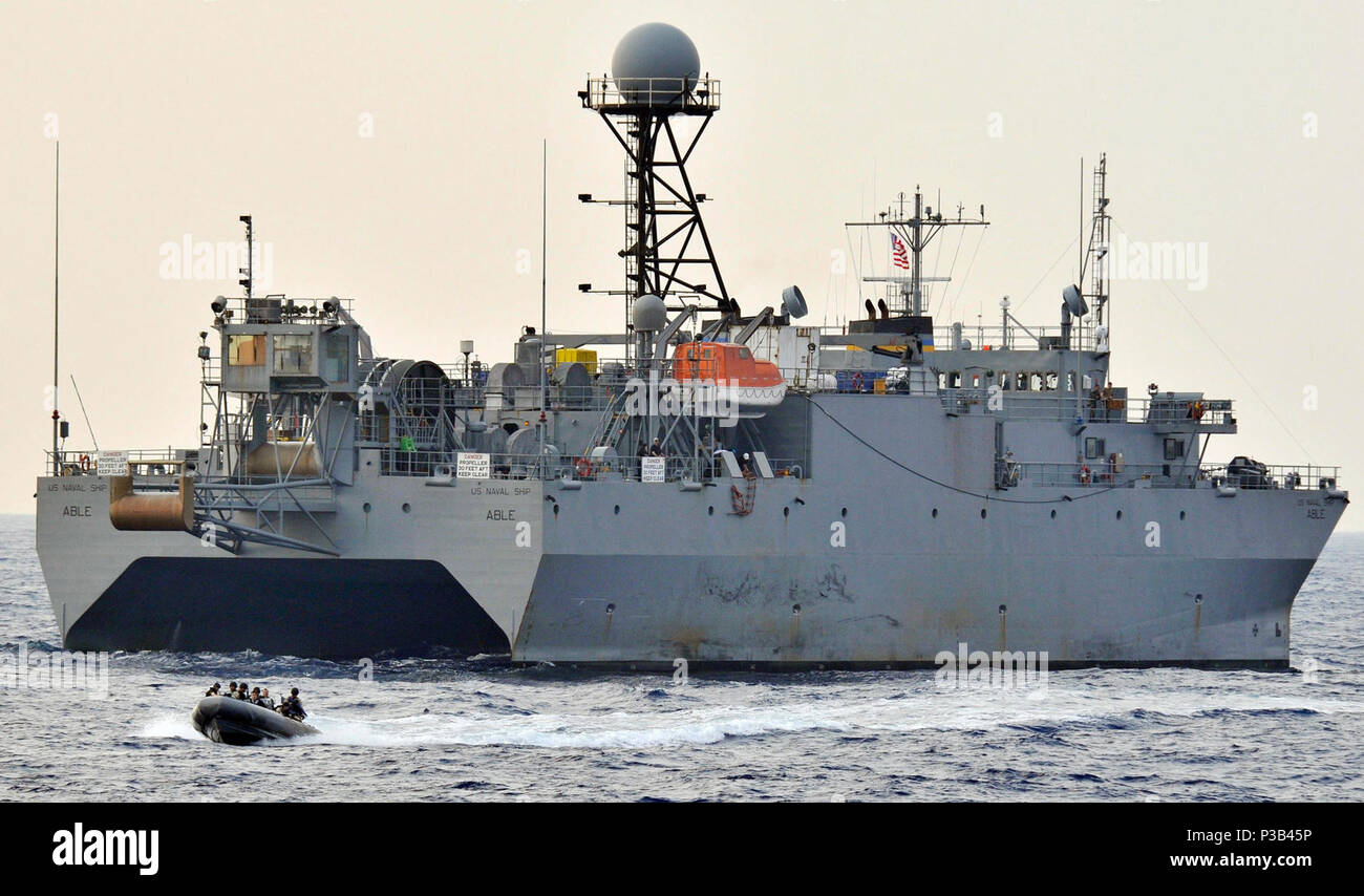 Guided missile destroyer uss mustin ddg 89 hi-res stock photography and ...