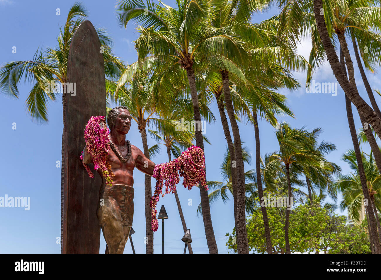 Duke paoa kahanamoku statue hi-res stock photography and images - Alamy