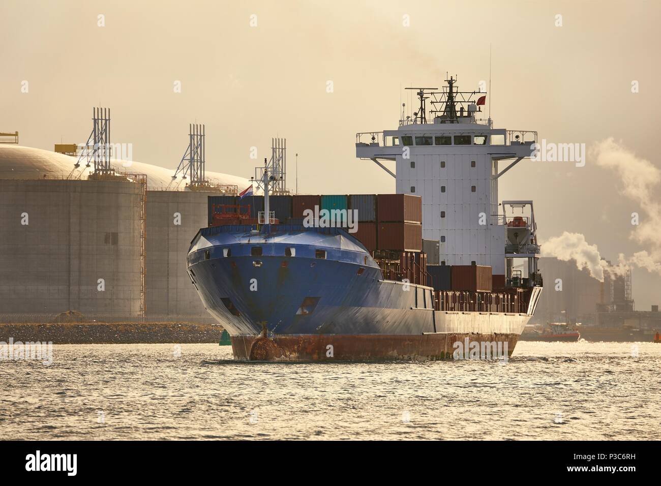 Ship carrying oil hi-res stock photography and images - Alamy