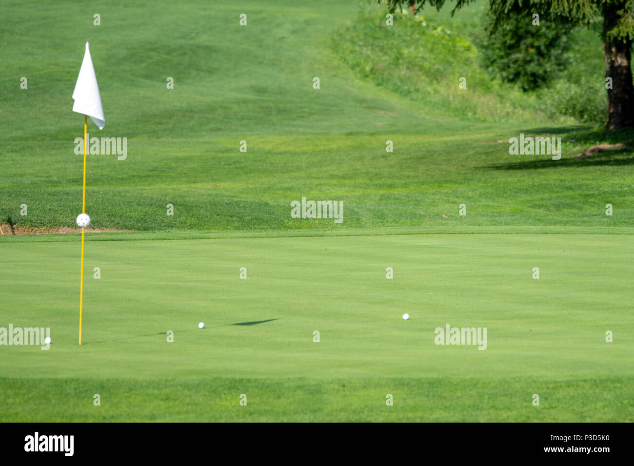Golf fairway flag hi-res stock photography and images - Alamy