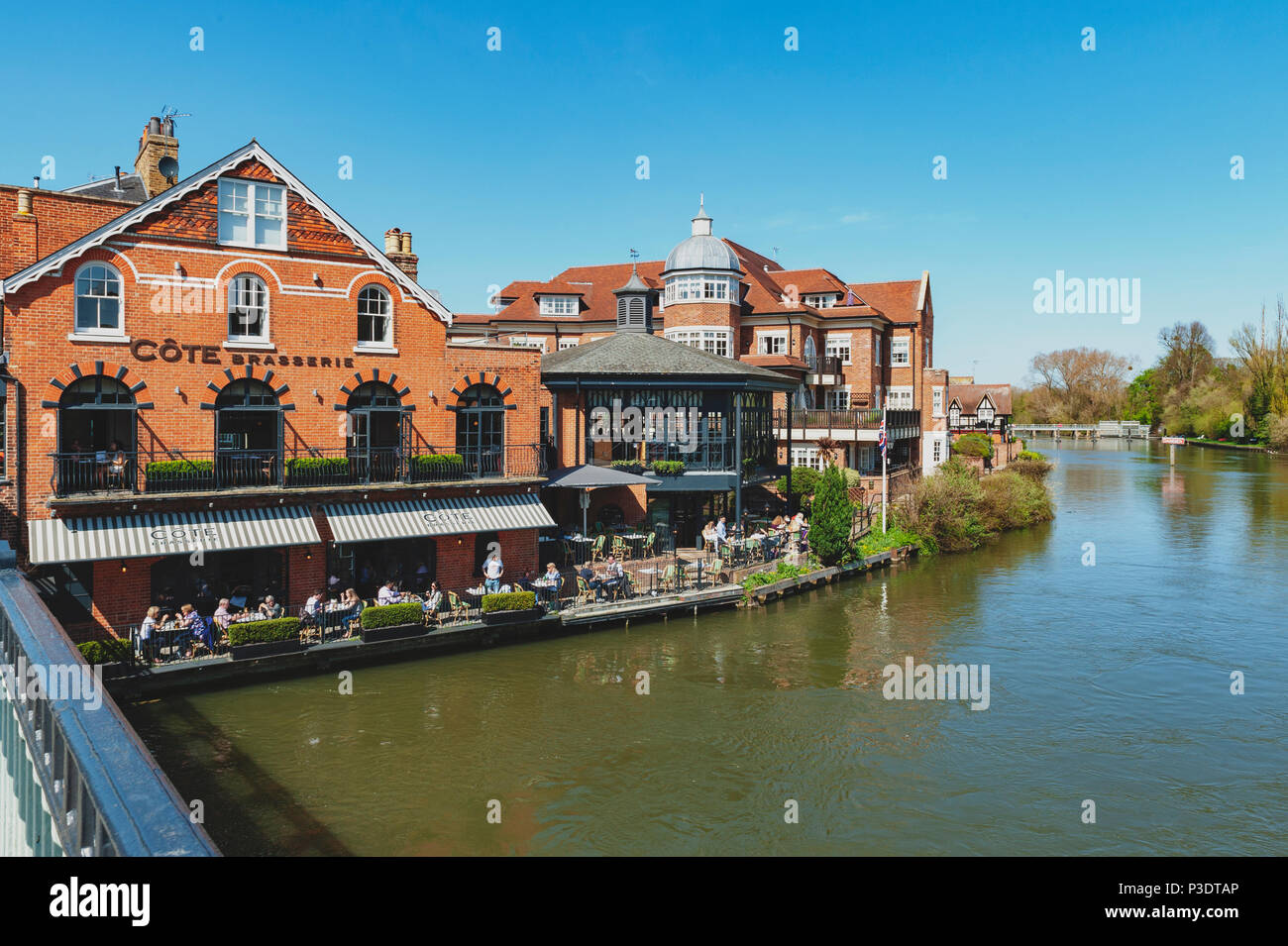 Thames windsor riverside park hi-res stock photography and images - Alamy