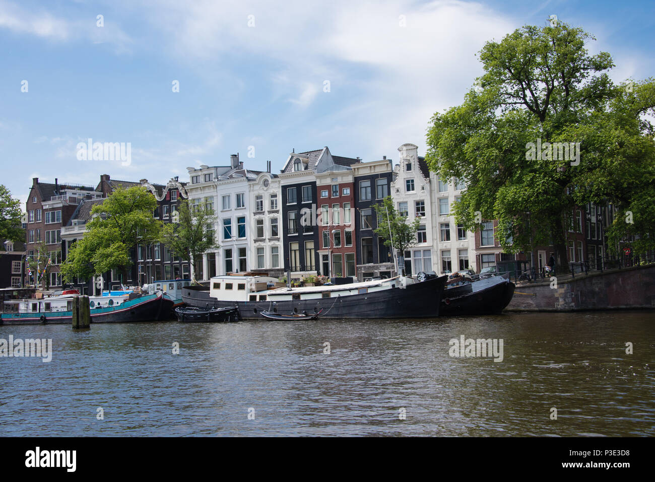 Canal side houses hi-res stock photography and images - Alamy