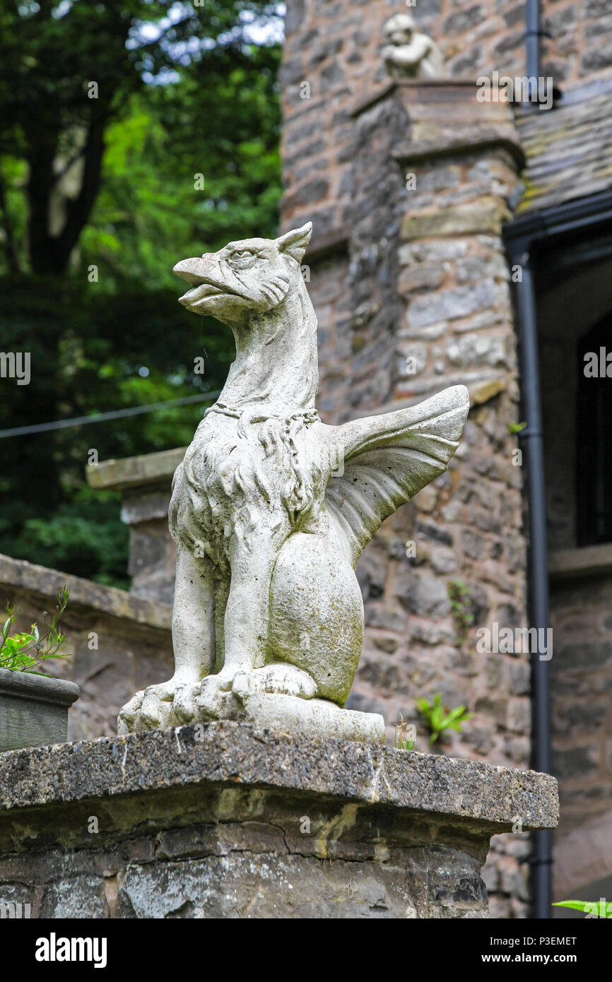 Griffin statue hi-res stock photography and images - Alamy