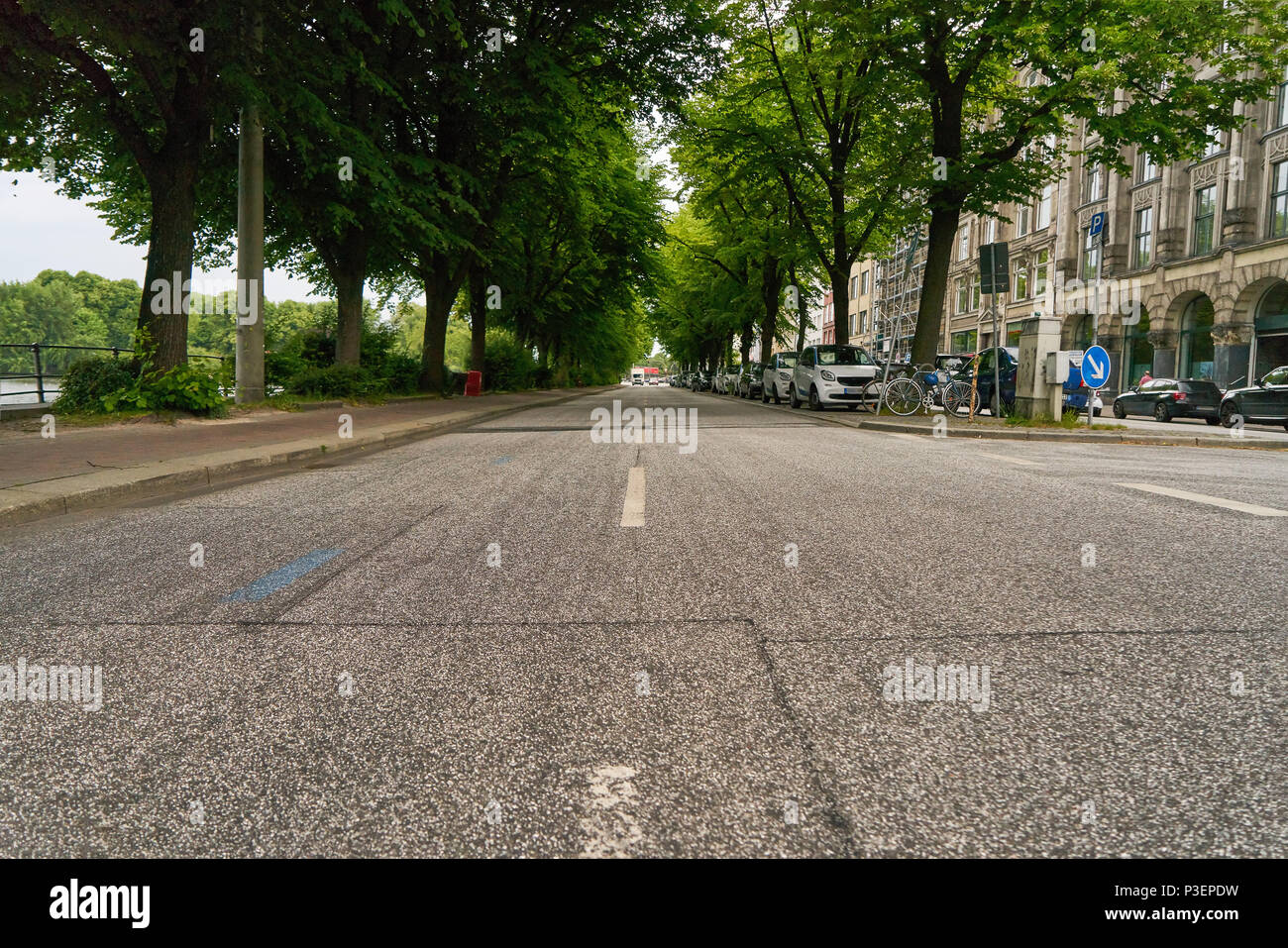 Empty street middle city hi-res stock photography and images - Alamy