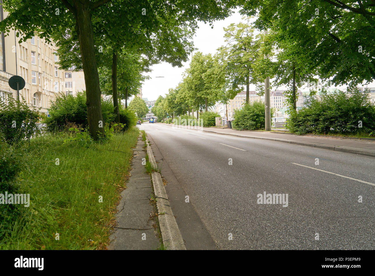 Street empty day curb hi-res stock photography and images - Alamy