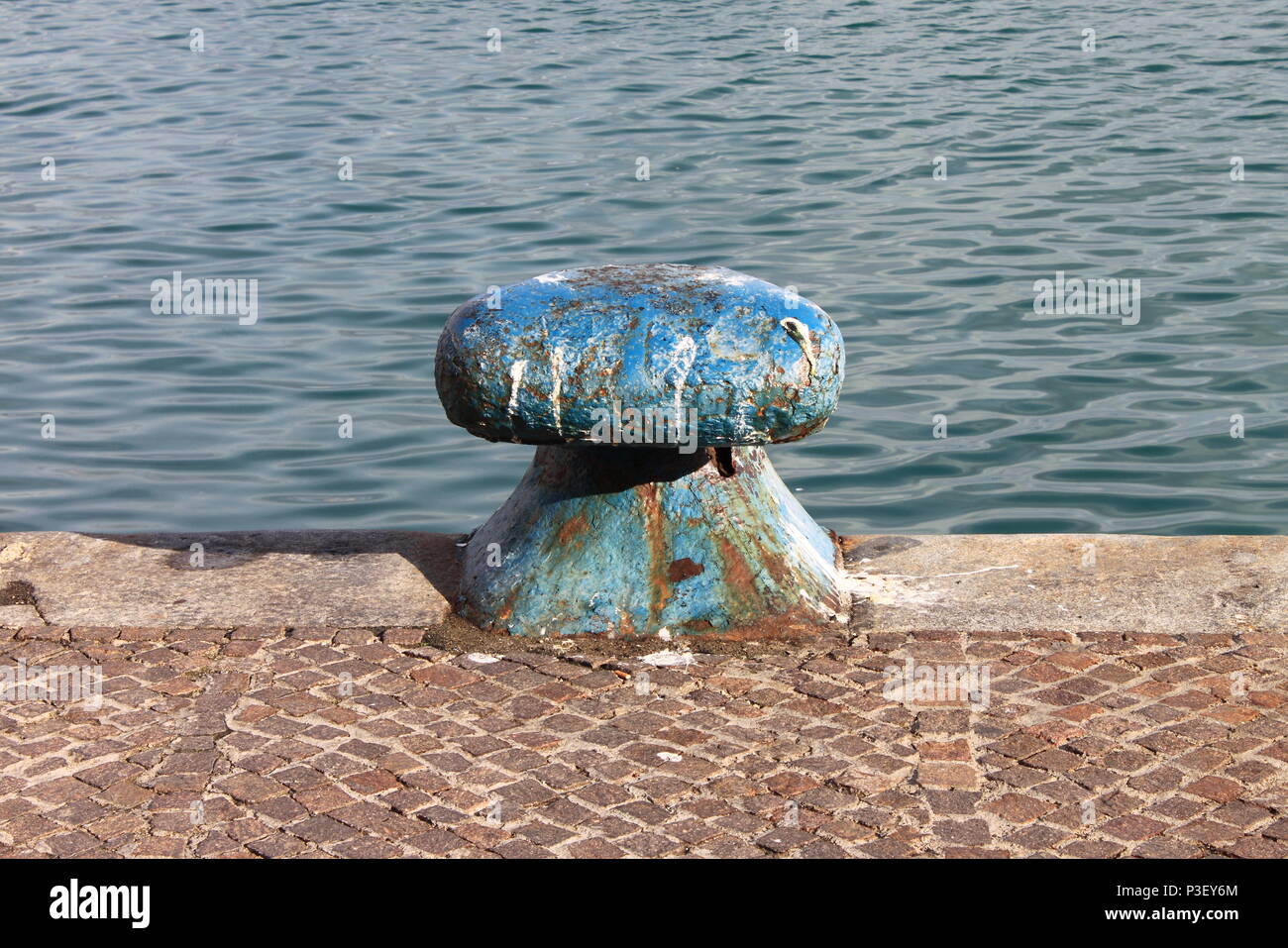 Detailed view of an iron dock cleat in a harbour Stock Photo - Alamy