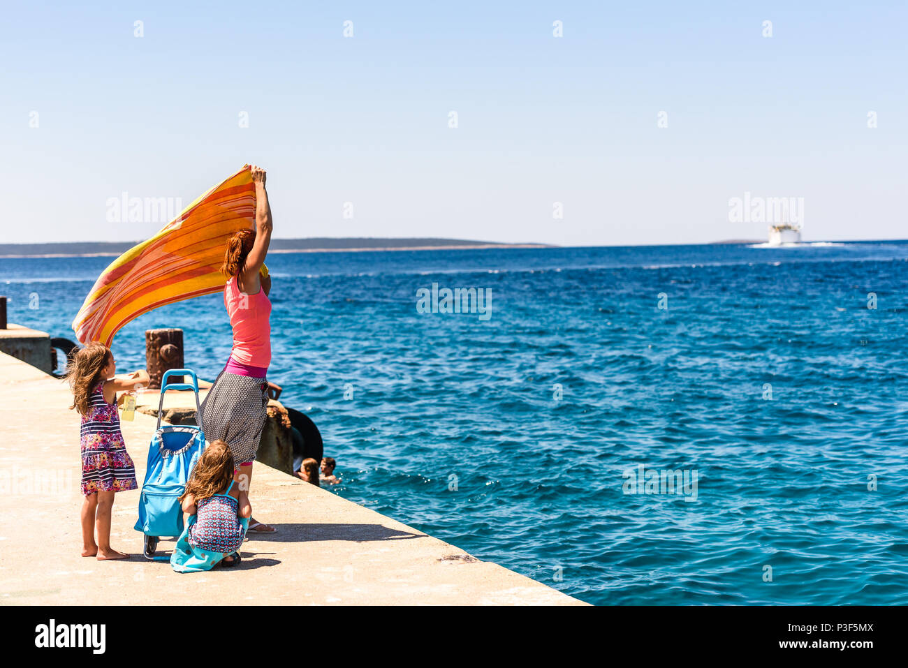 Family Waving Goodbye High Resolution Stock Photography and Images - Alamy
