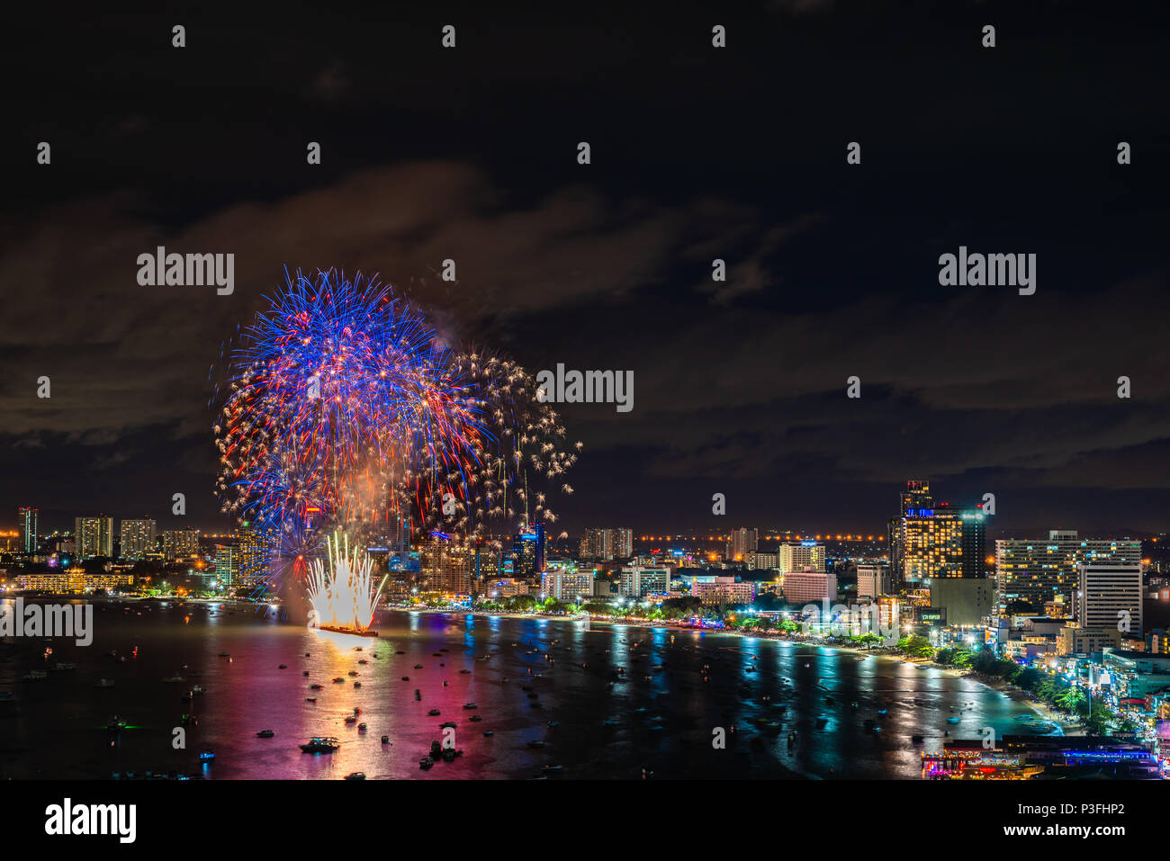 Fireworks display in sea pattaya hi-res stock photography and images ...