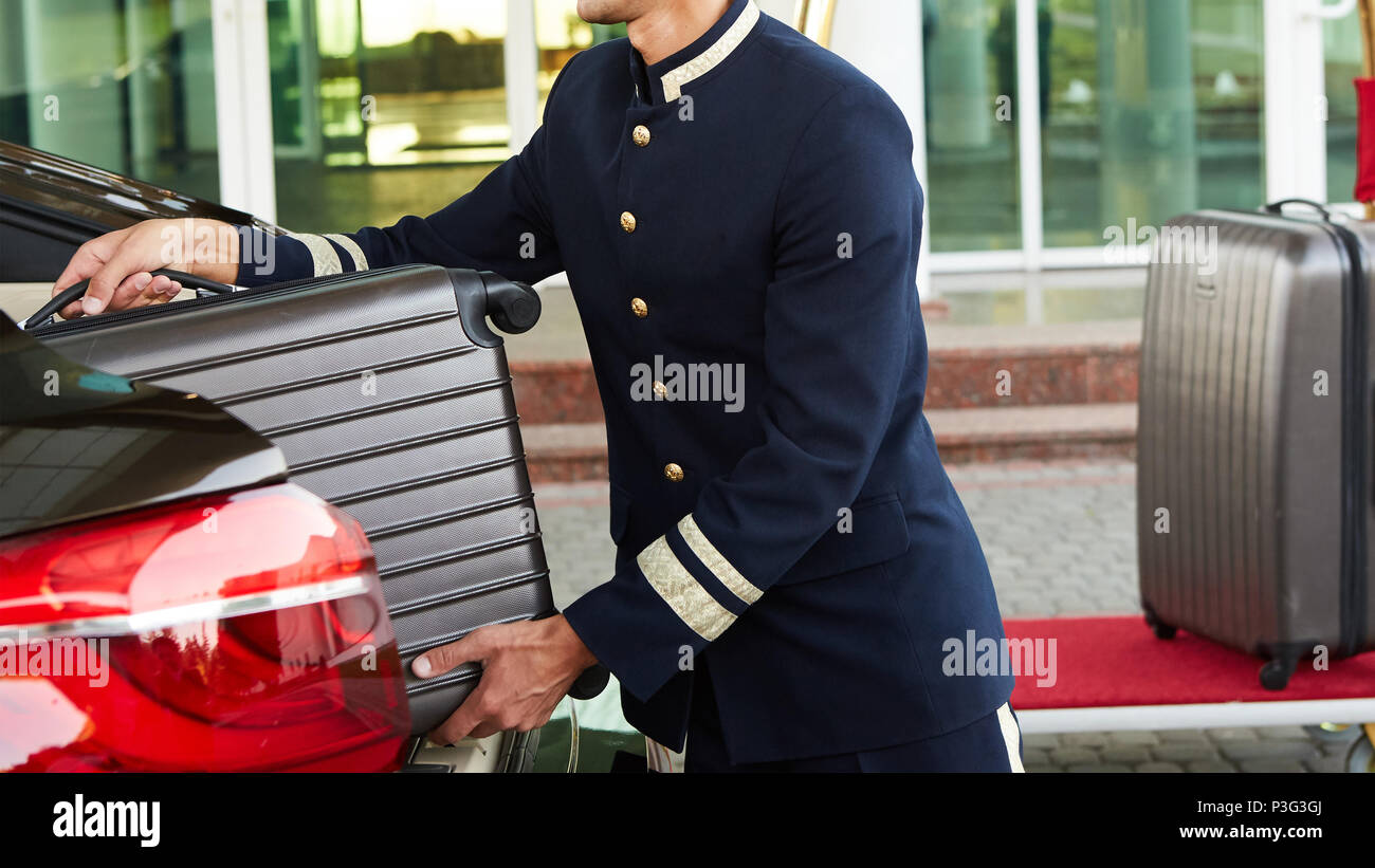 Hotel bell boy carrying luggage hi-res stock photography and images - Alamy