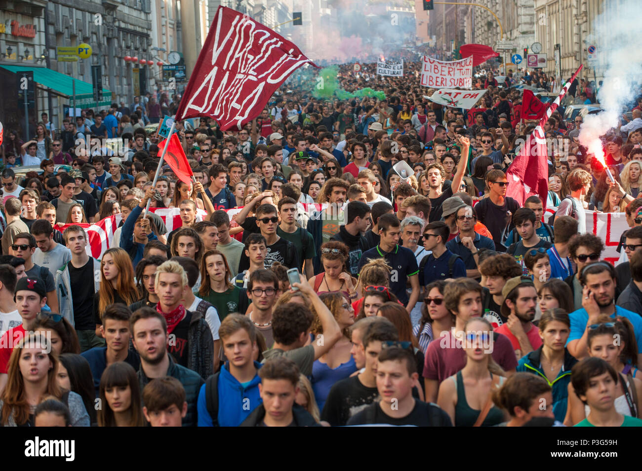 Crowd of people at eu rally hi-res stock photography and images - Alamy