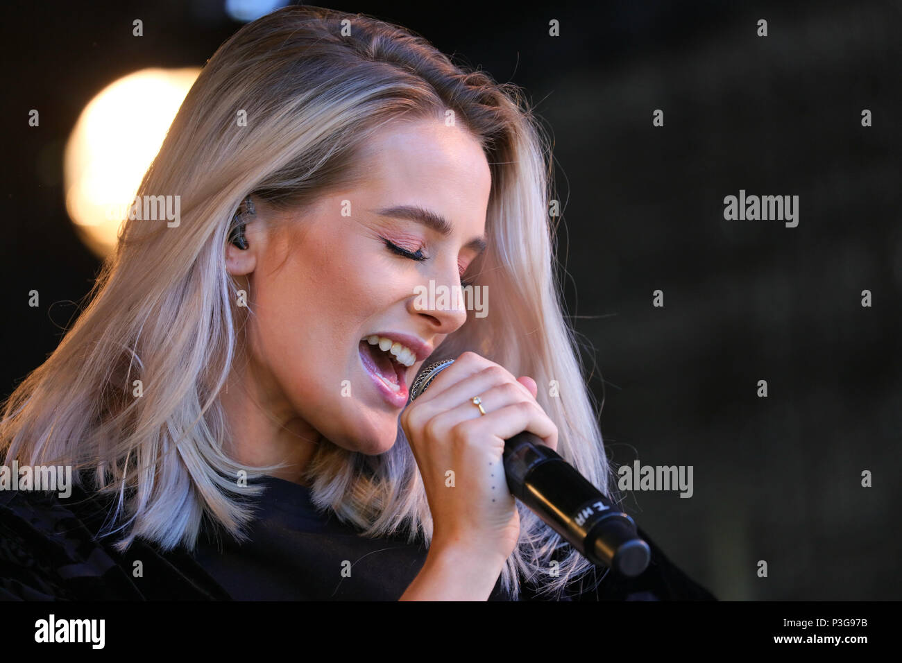 Eletro pop music hi-res stock photography and images - Alamy