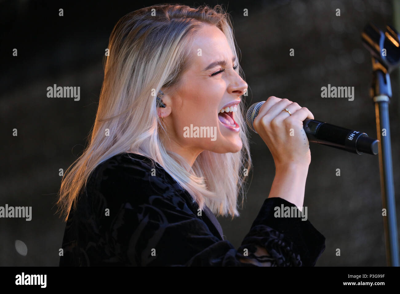 Eletro pop music hi-res stock photography and images - Alamy