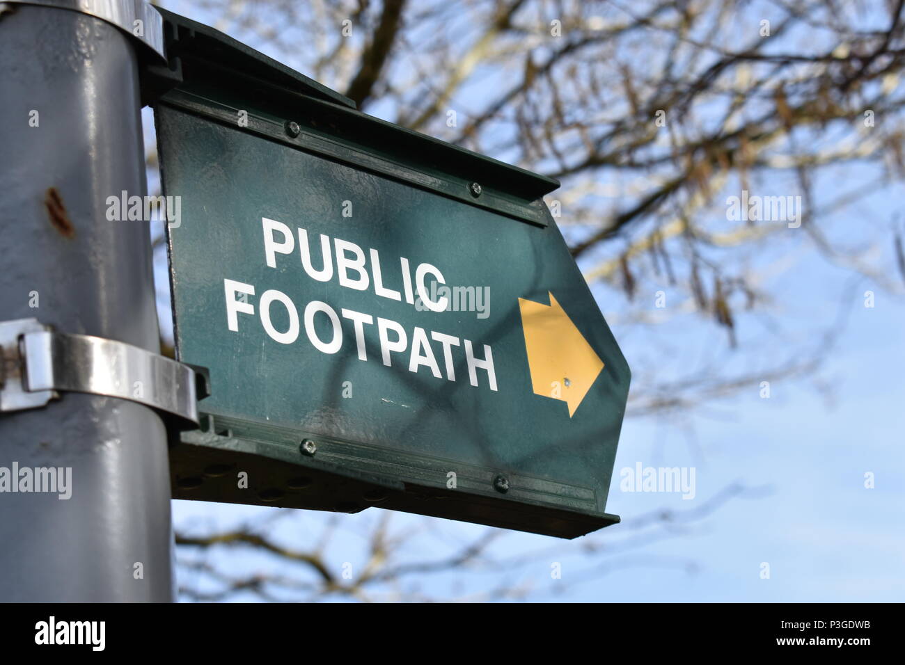 Green footpath sign hi-res stock photography and images - Alamy