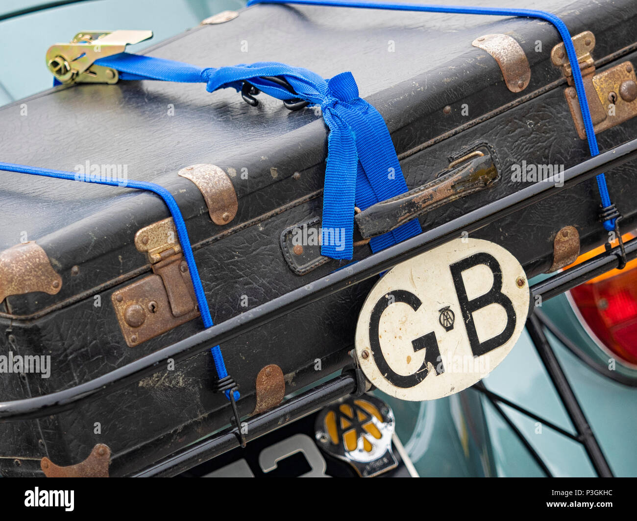 Old suitcase strapped to car boot hi-res stock photography and images ...