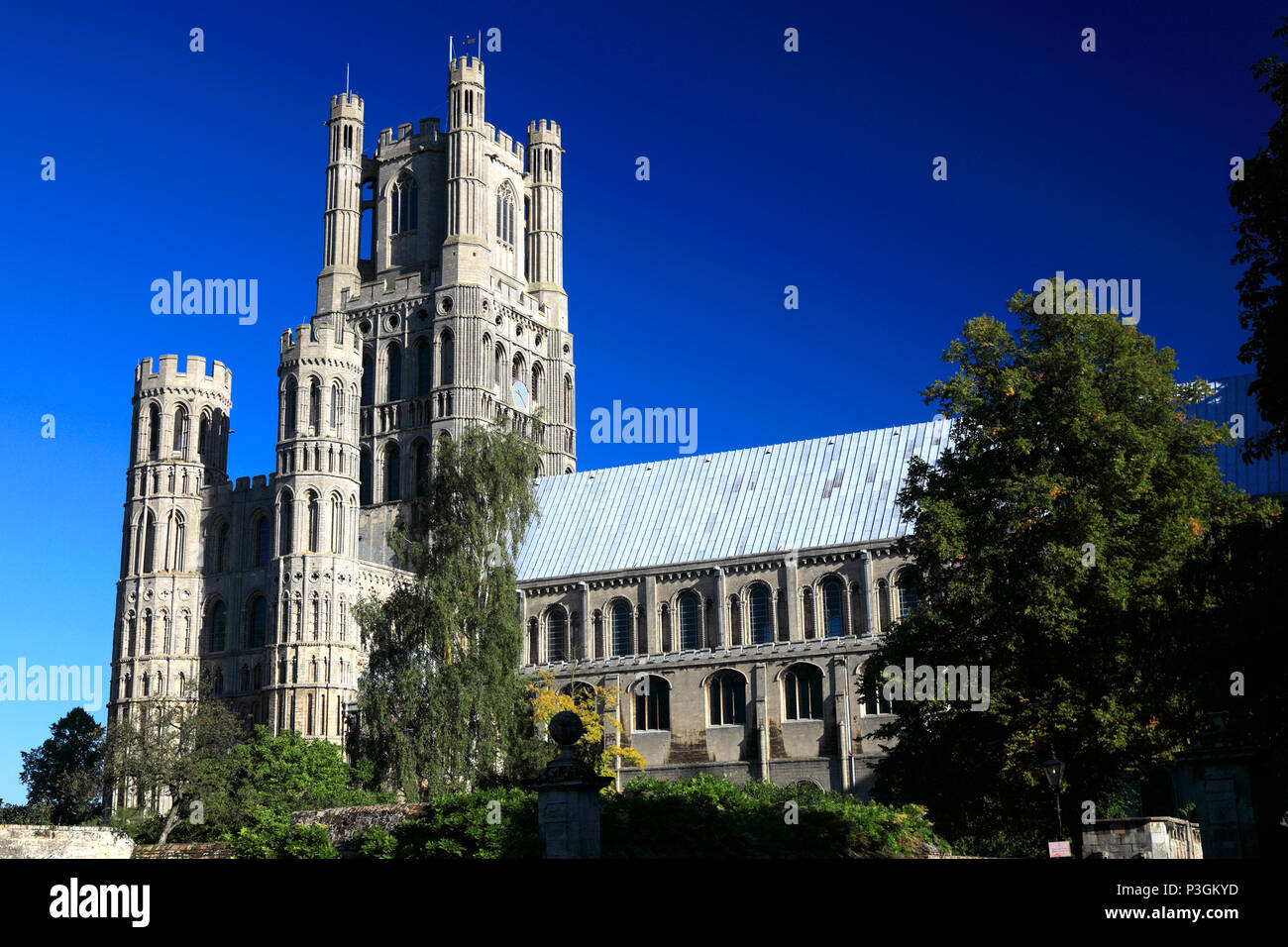 Spring Colours, Ely Cathedral, Ely City, Cambridgeshire, England, UK ...