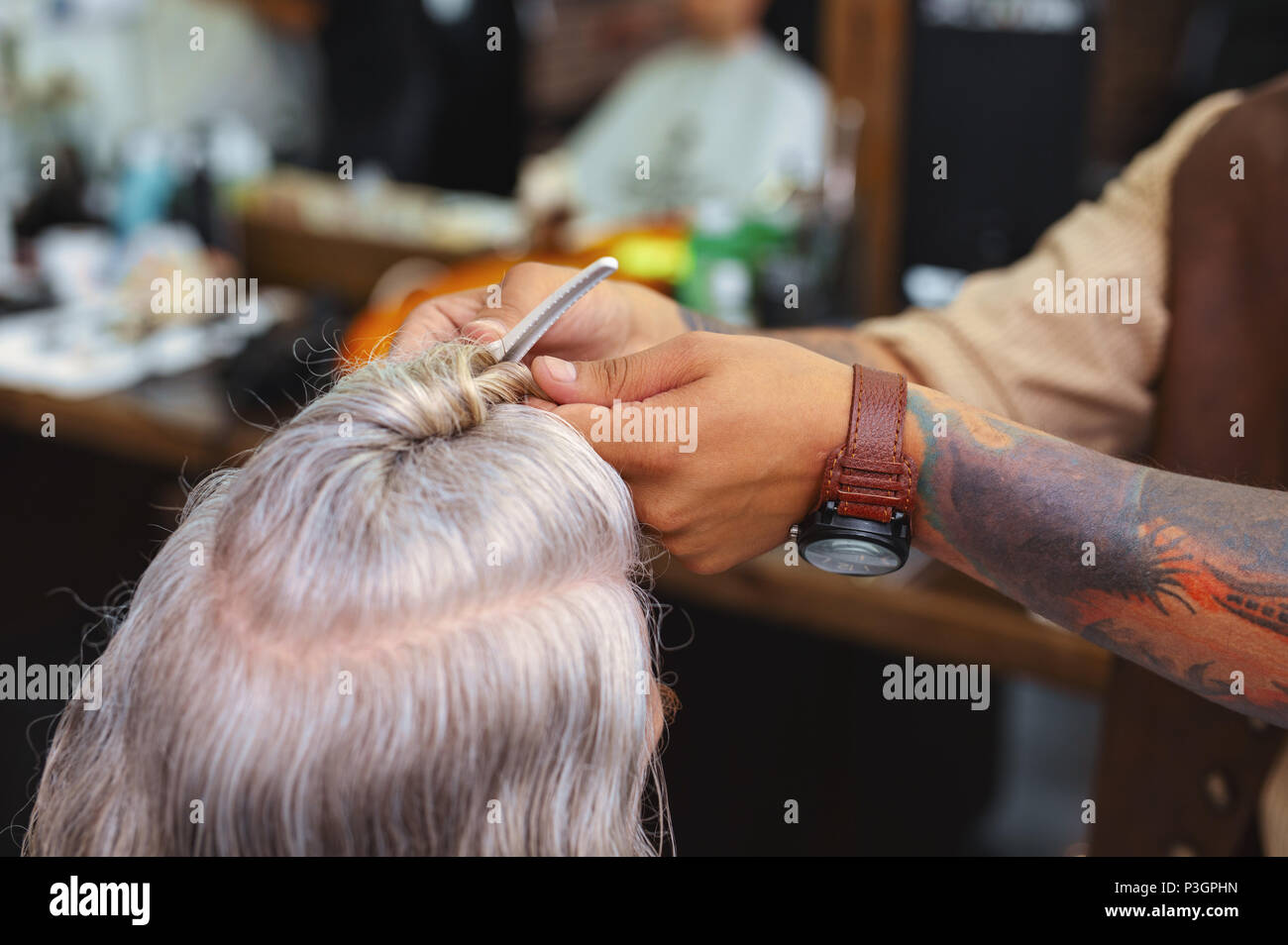 Close up of male hand that using comb Stock Photo - Alamy