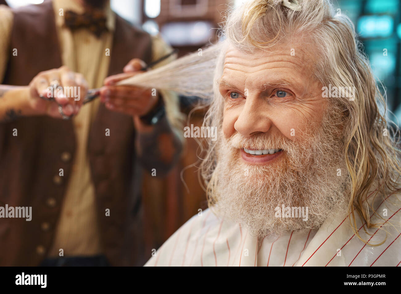 Haircutting customer hairdresser hi-res stock photography and images ...