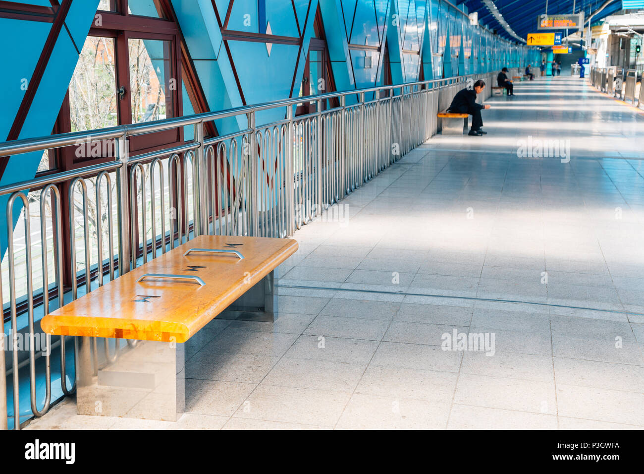 Waiting bench in subway metro hi-res stock photography and images - Alamy