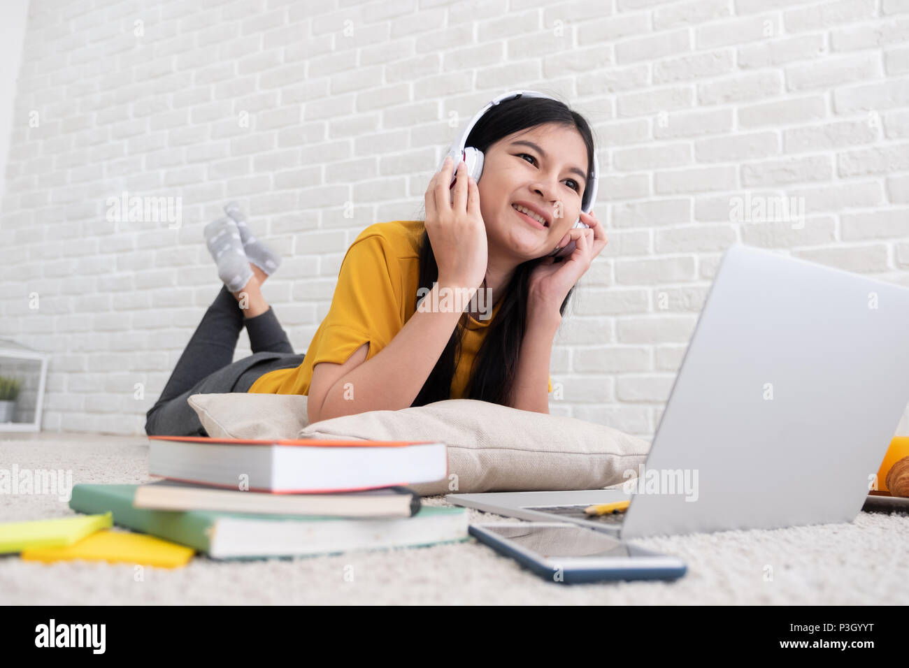 Female listen hi-res stock photography and images - Alamy