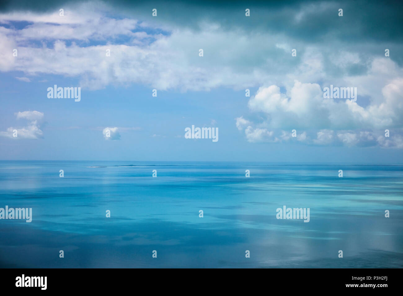 The shallow turquoise waters of the Bahamas Stock Photo - Alamy