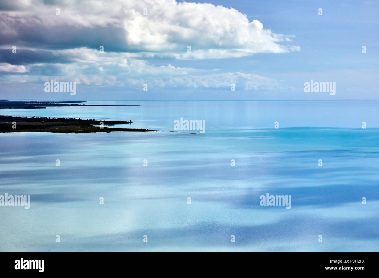 The shallow turquoise waters of the Bahamas Stock Photo - Alamy