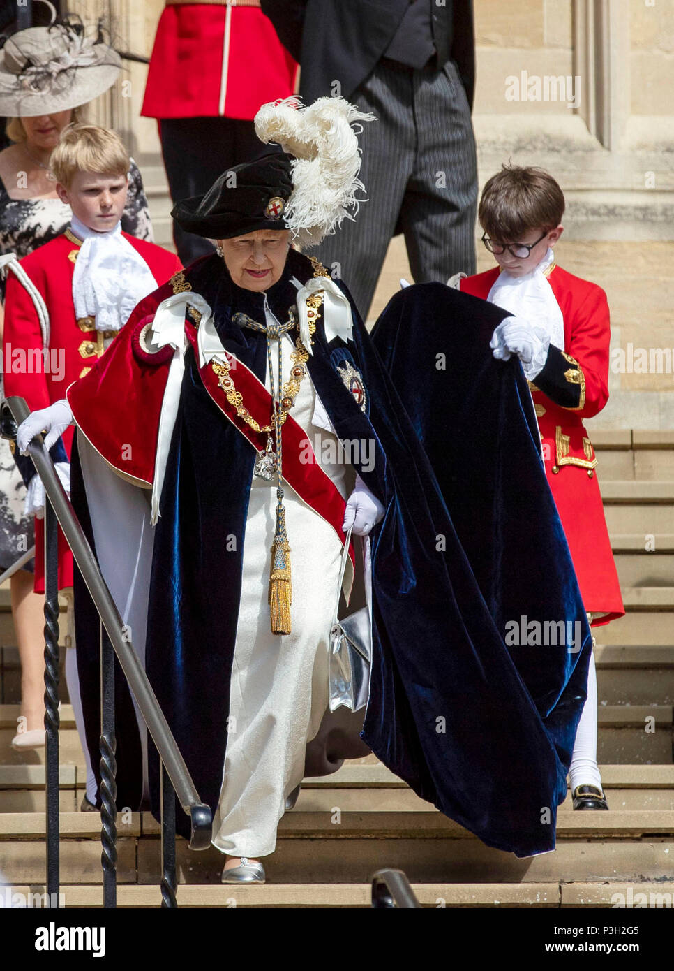 Queen elizabeth ii leaves st georges chapel hi-res stock photography ...