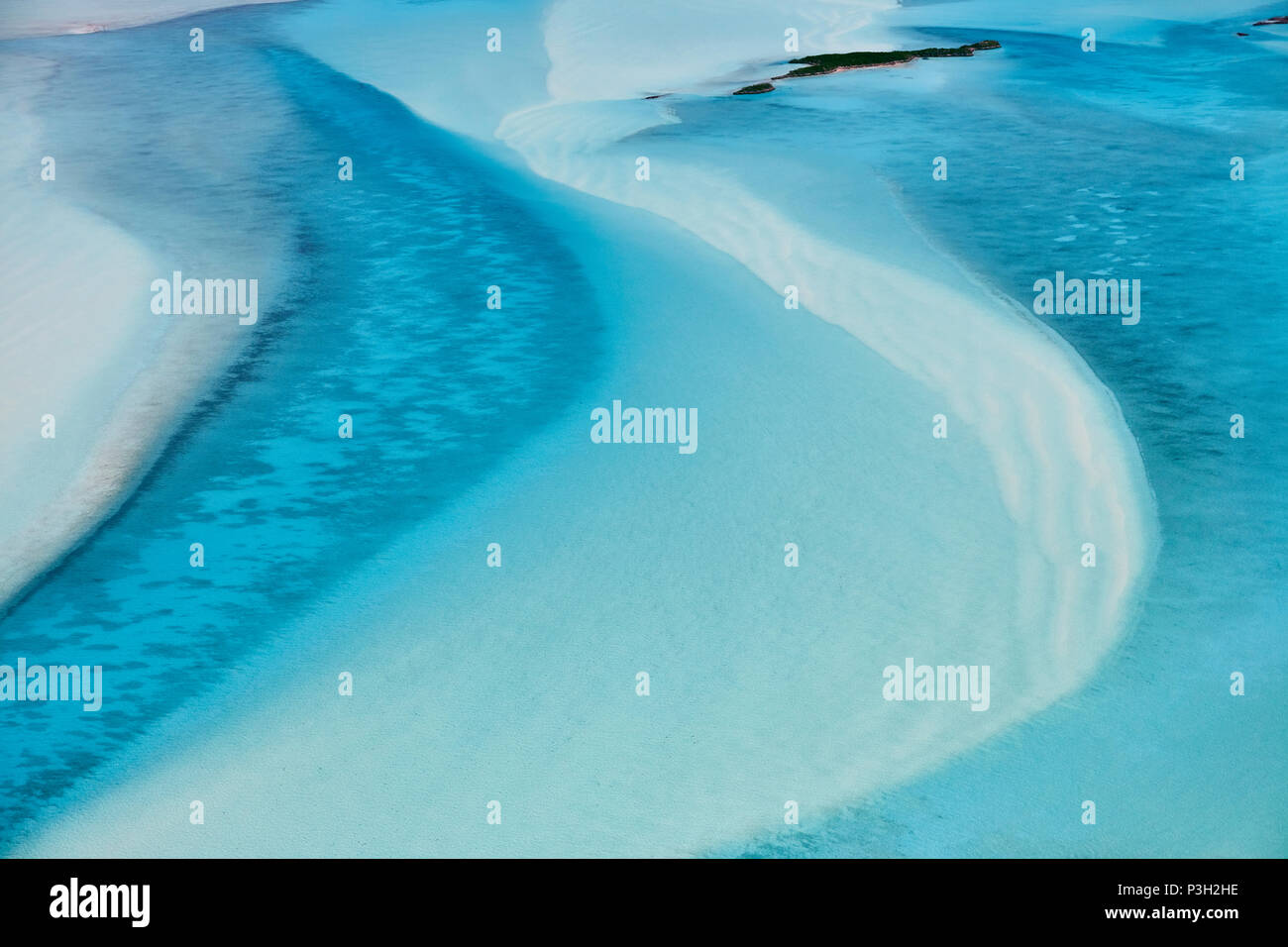 Little island in the turquoise waters of the Bahamas Stock Photo - Alamy