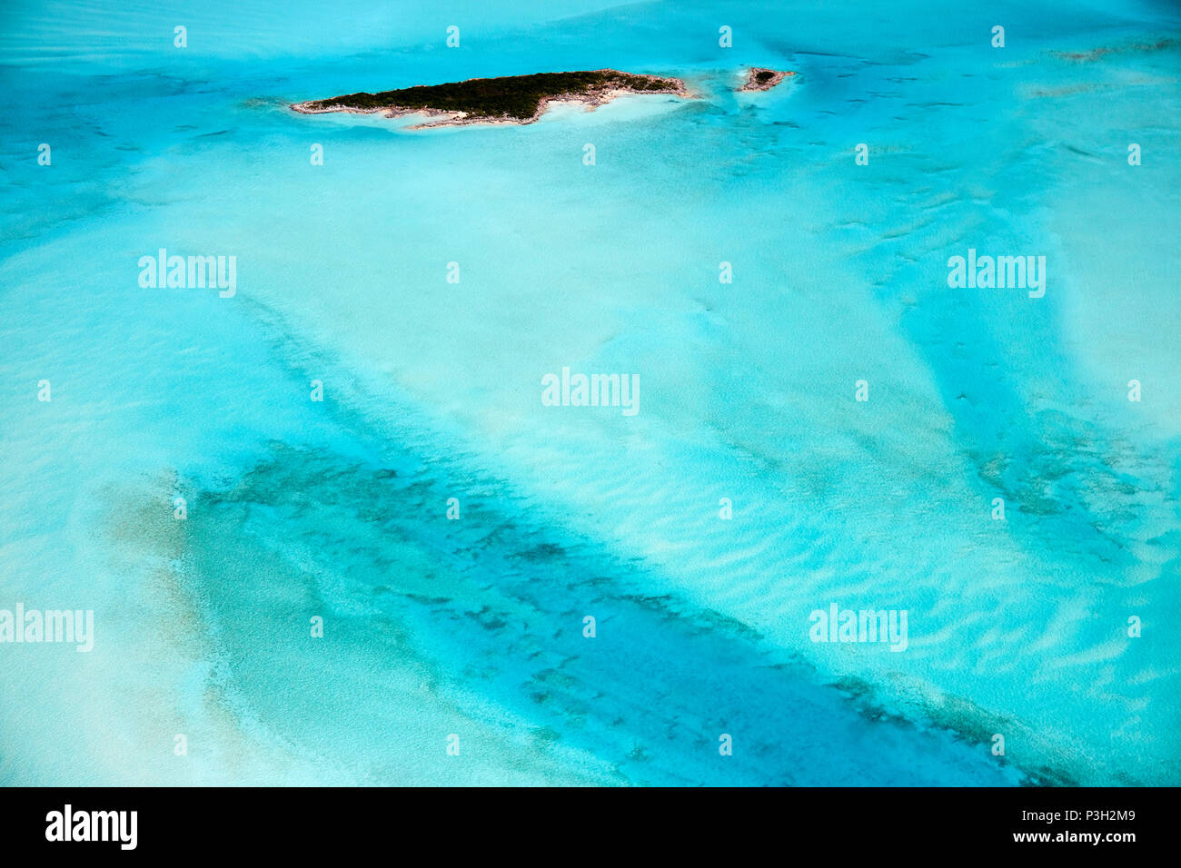 Little island in the turquoise waters of the Bahamas Stock Photo - Alamy
