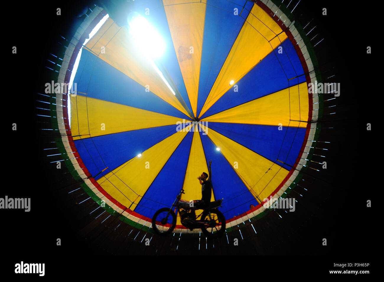 Tong setan hi-res stock photography and images - Alamy