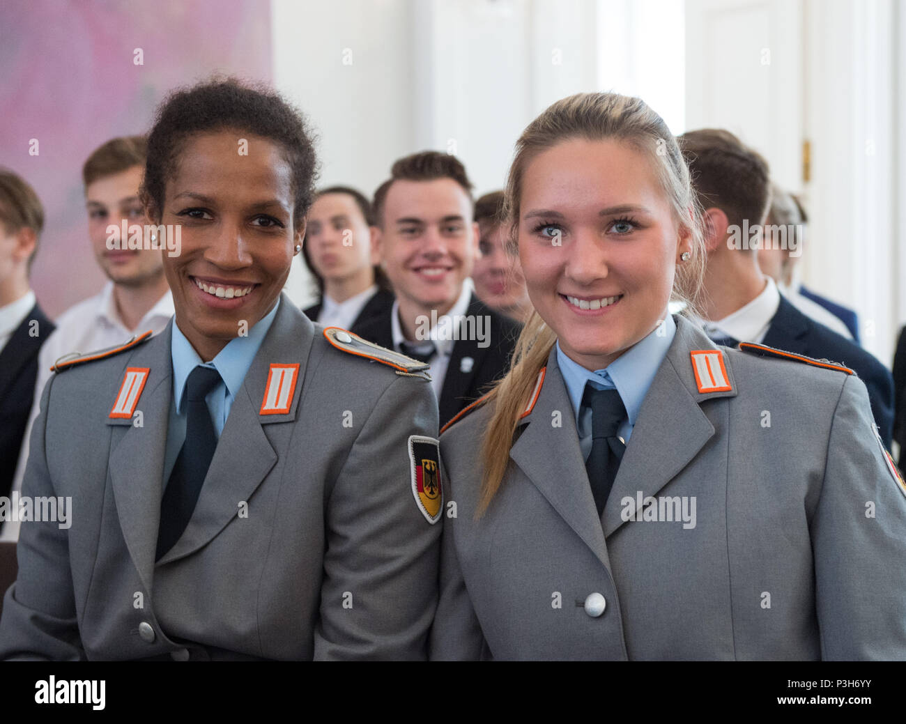 The bobsled drivers Mariama JAMANKA (l/Berlin) and Lisa-Marie BUCKWITZ ...