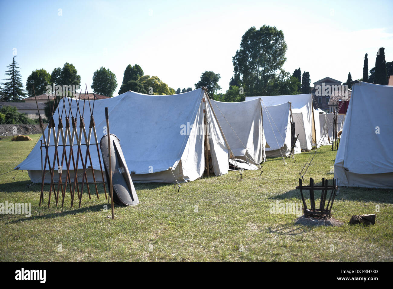 Roman testudo hi-res stock photography and images - Alamy