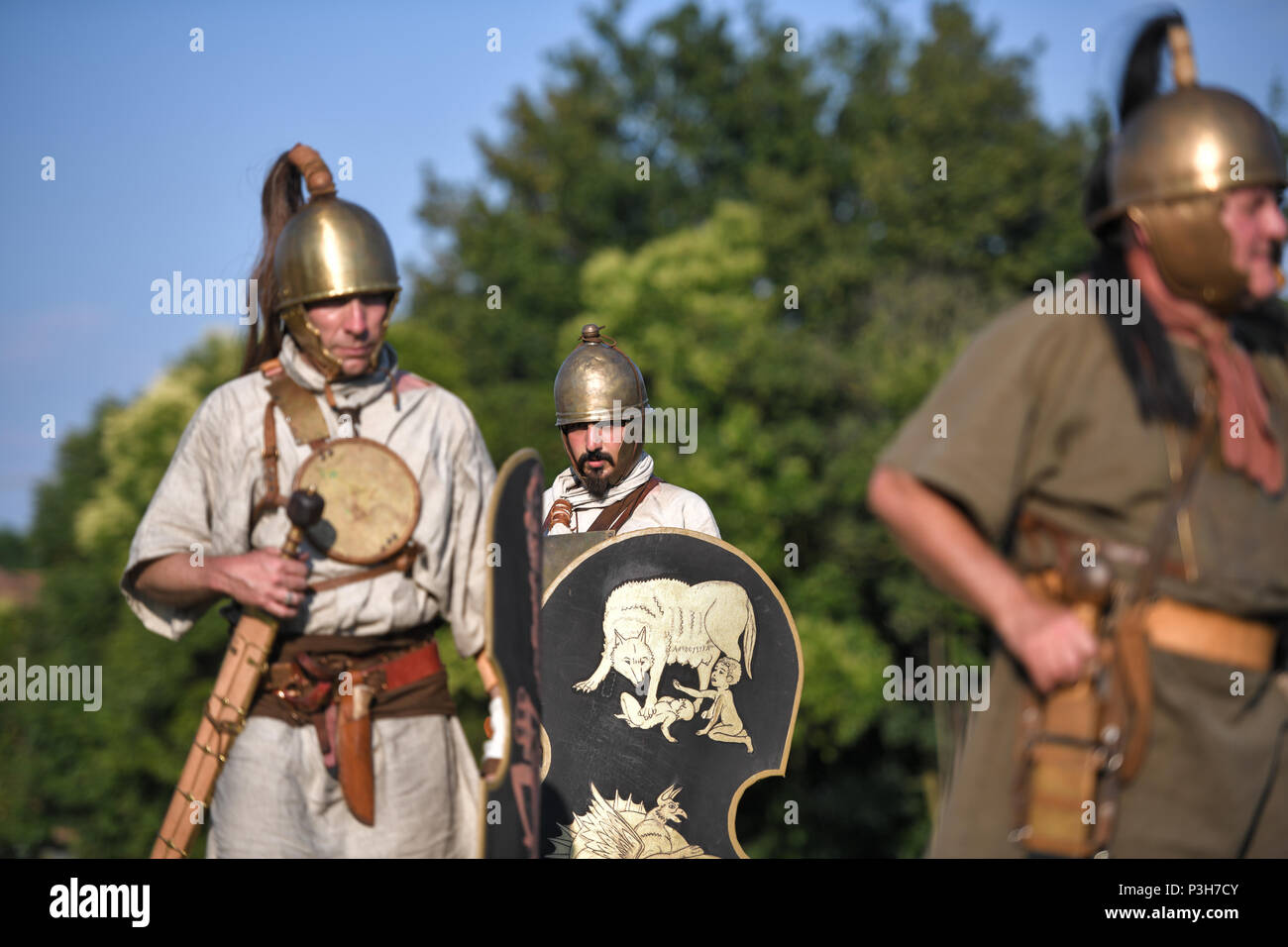Roman testudo hi-res stock photography and images - Alamy