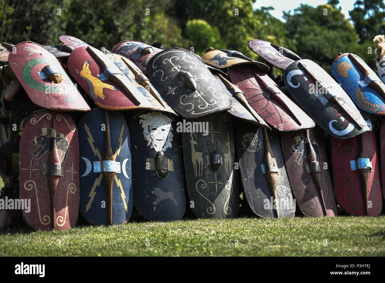 Roman testudo hi-res stock photography and images - Alamy