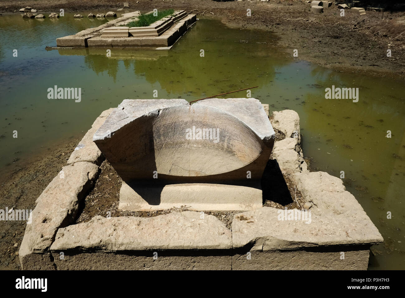 Antique sundial hi-res stock photography and images - Alamy