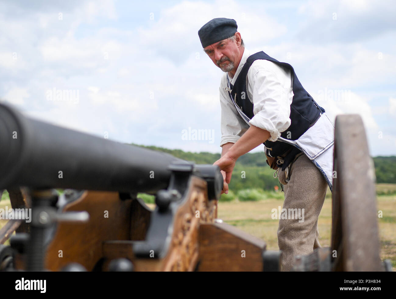 Loading cannons hi-res stock photography and images - Alamy