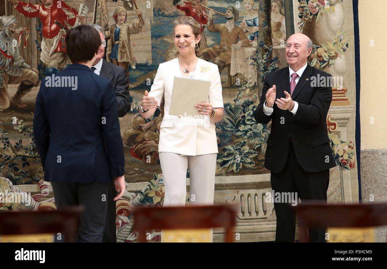 Infant Elena of Borbon during 27 edition of “ Concurso de Pintura ...
