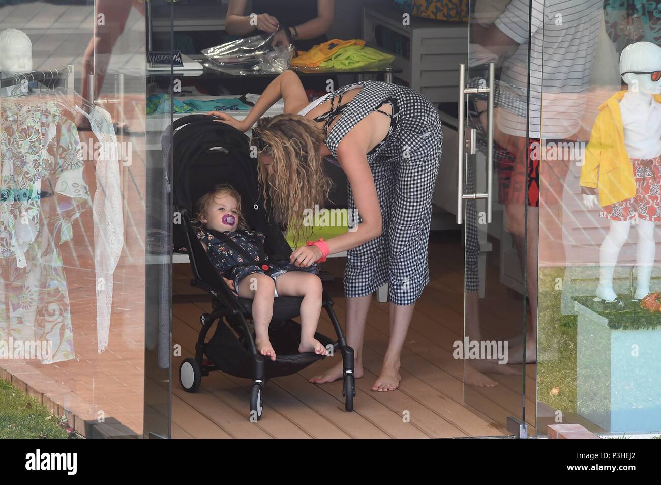 Chaff Italy 18th June 2018 Pula Josh Hartnett With Wife And Daughters In The Picture Josh