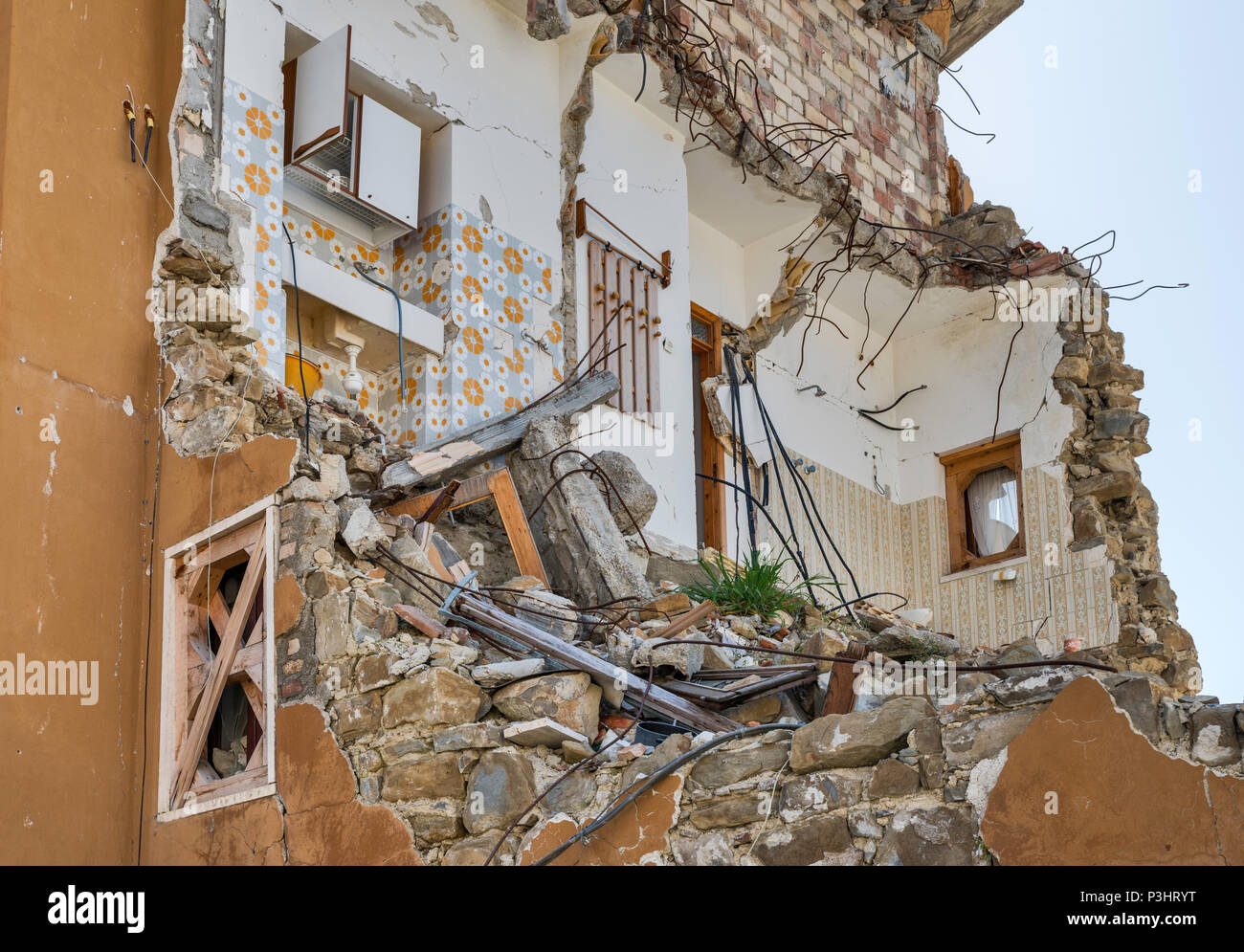 Earthquake house collapse hi-res stock photography and images - Alamy