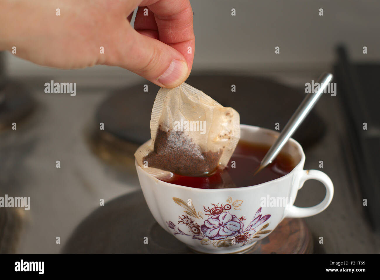 Hand tea bag hi-res stock photography and images - Alamy
