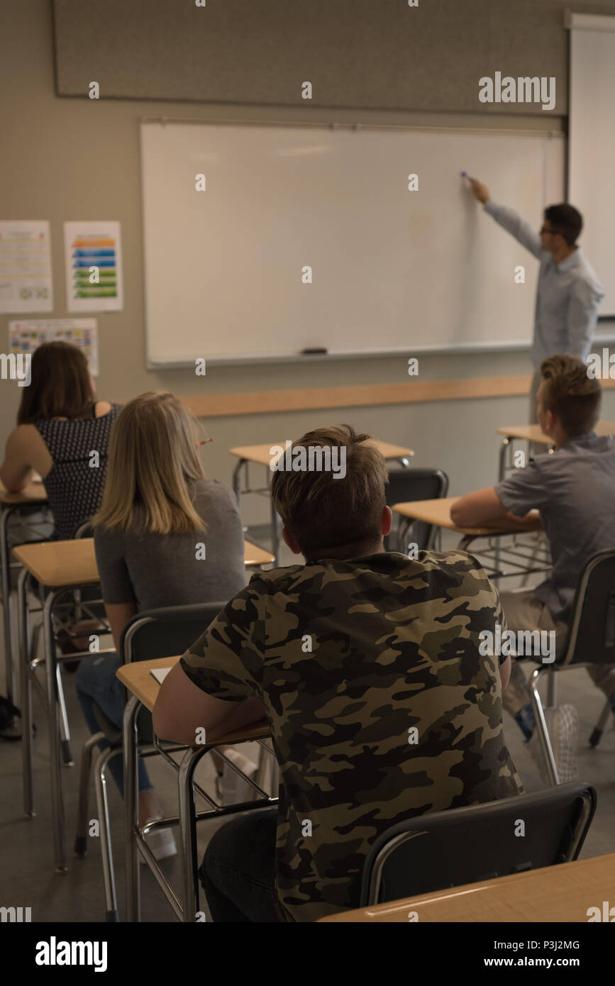 Teacher whiteboard classroom hi-res stock photography and images - Alamy