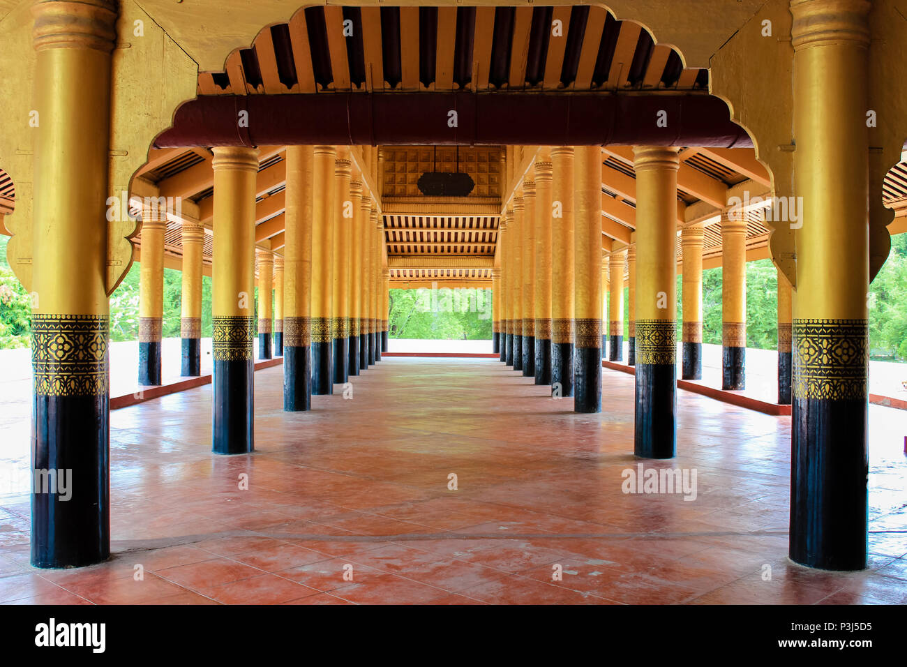 Golden pillars hi-res stock photography and images - Alamy