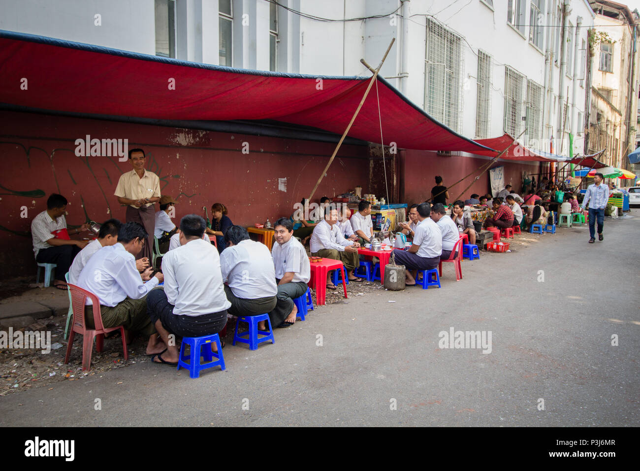 Myanmar burma rangoon people eating hi-res stock photography and images ...